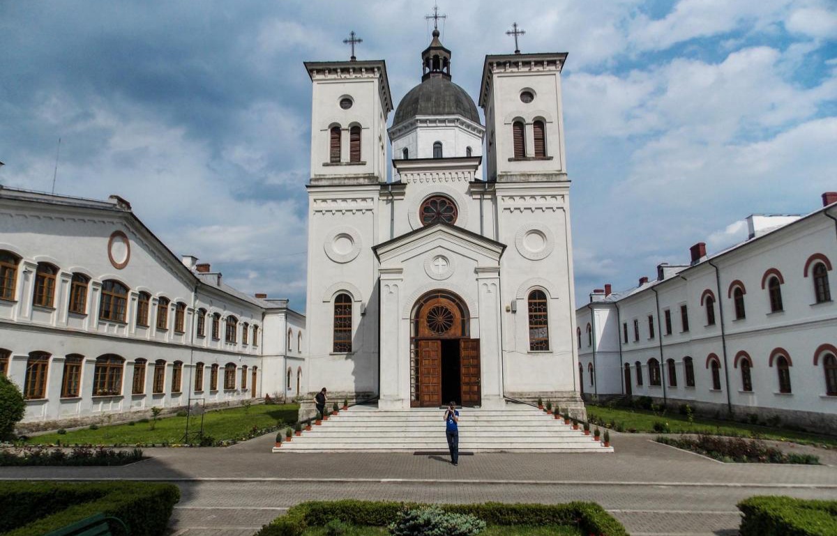 Așezată în apropierea satului Bistrița din comuna Costești – Vâlcea, pe ...